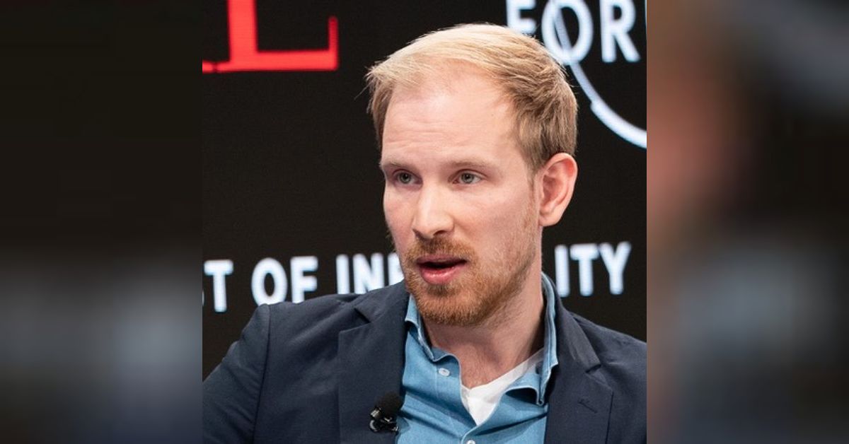 32 - Rutger Bregman on Why People Are Decent, Effective Altruism, and ...